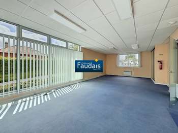 Location Bureaux et commerces à Agneaux (50180) : à louer / 180m² Agneaux