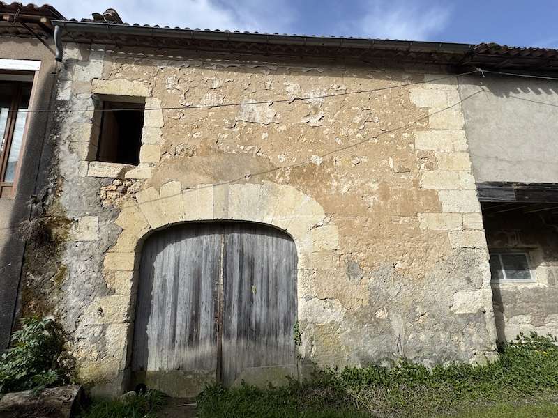 Vente Garage et parking à Montguyon (17270) : à vendre / 1m² Montguyon