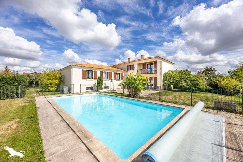 Vente Maison Piscine à La Roche-Sur-Yon Centre Ville (85000) : à vendre ...