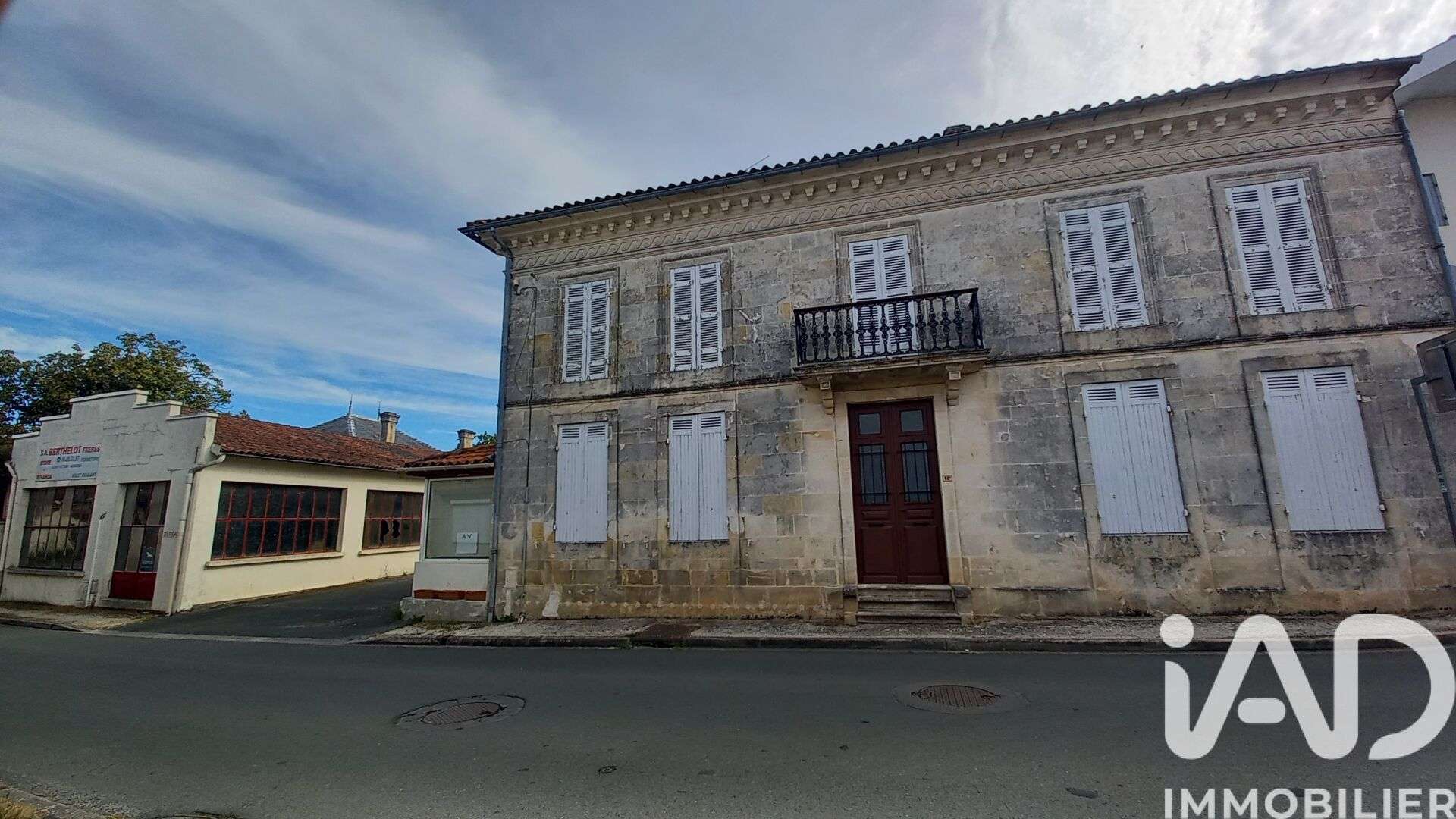 Vente Maison à Saint-Bonnet-sur-Gironde (17150) : à vendre / 311m² ...