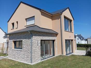 À Saint-Cast-Le-Guildo, l’agence immobilière Maison rouge déménage